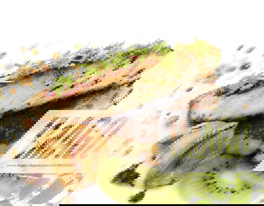 Fried fish fillet close up fried carp fillet served with kiwi Y