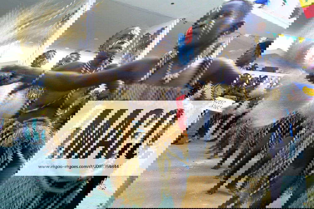 Des danseurs de Mbatwa, danse traditionnelle gabonaise exquissant ...