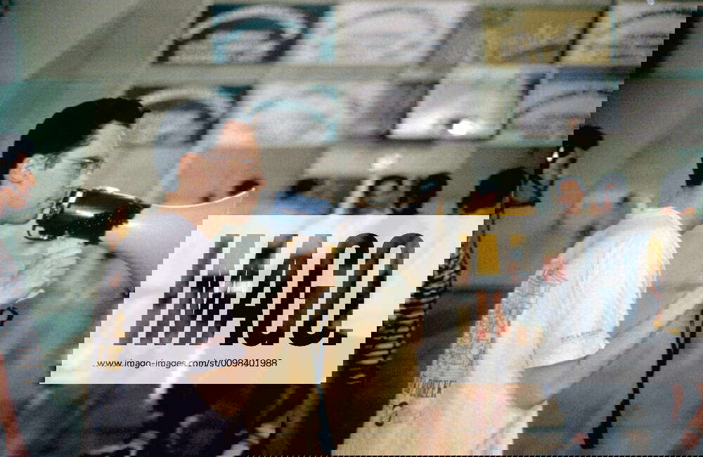 APT PUPIL, director Bryan Singer, on set, 1998. (c)Sony Pictures ...