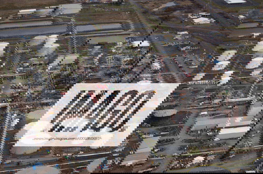 Duluth, MN, USA: Construction on the Husky Energy oil refinery, where ...