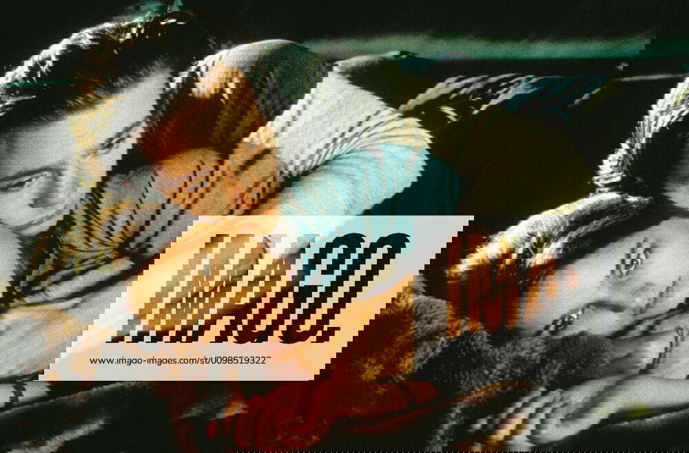 A SOLDIER S DAUGHTER NEVER CRIES, Leelee Subieski (bottom), Harley Cross, 1998, October Films