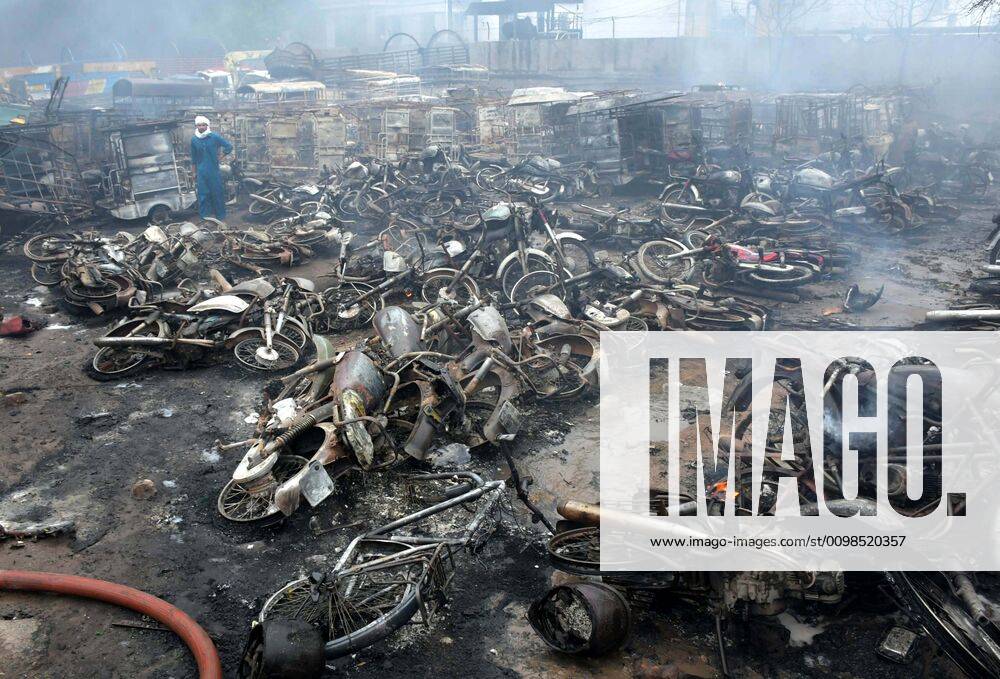 (200326) -- BEIJING, March 26, 2020 -- Burnt-out vehicles are seen at a ...