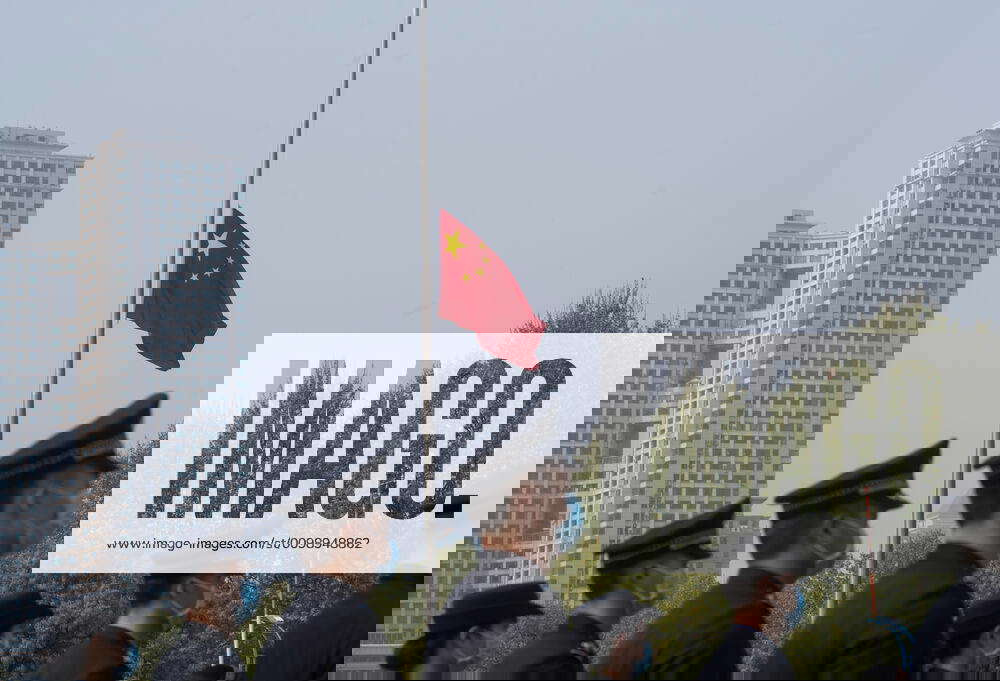 (200404) -- WUHAN, April 4, 2020 -- A Chinese national flag flies at ...