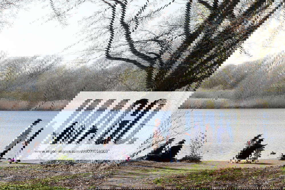 05 04 2020, Berlin Germany At the weekend it is not possible to keep ...