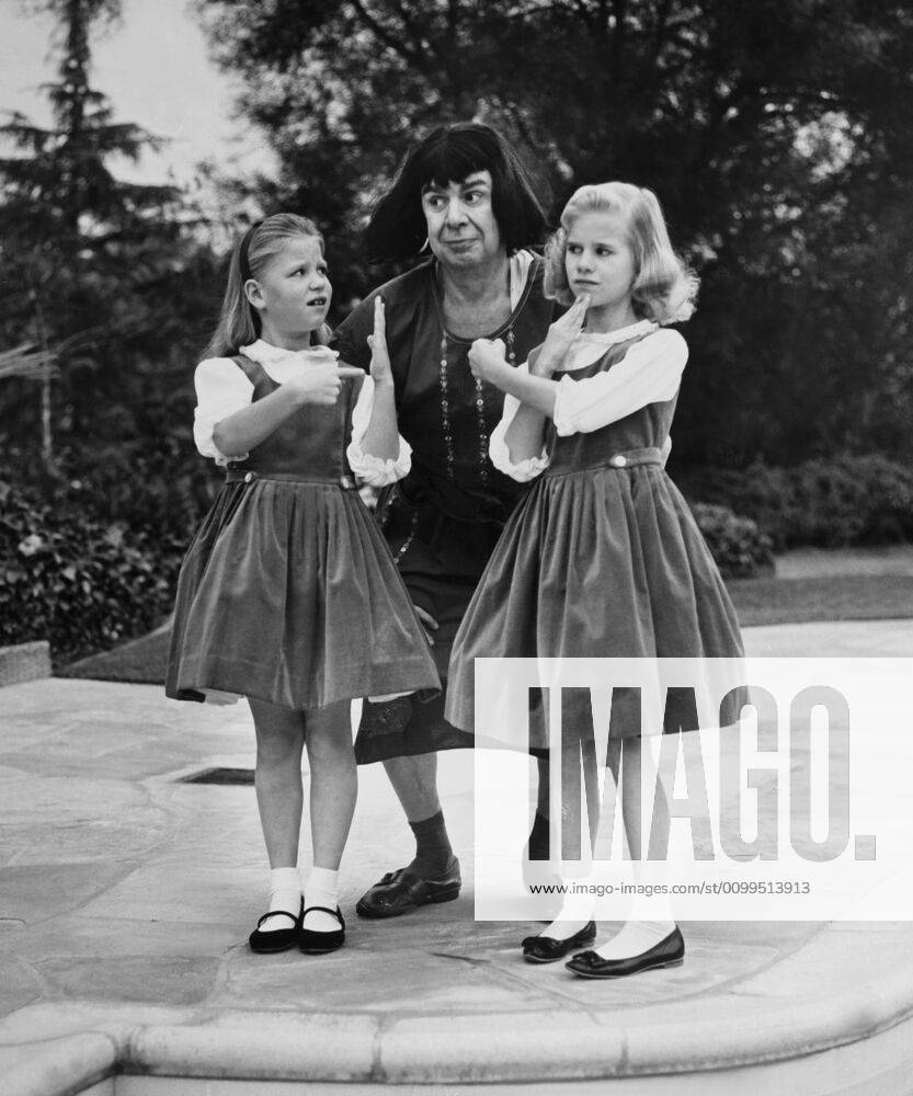 THE ED SULLIVAN SHOW, Ken Murray impersonating Keely Smith with his daughters Janie Murray and