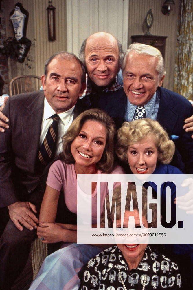 MARY TYLER MOORE SHOW, Cast on set of Mary Richards Apartment ...