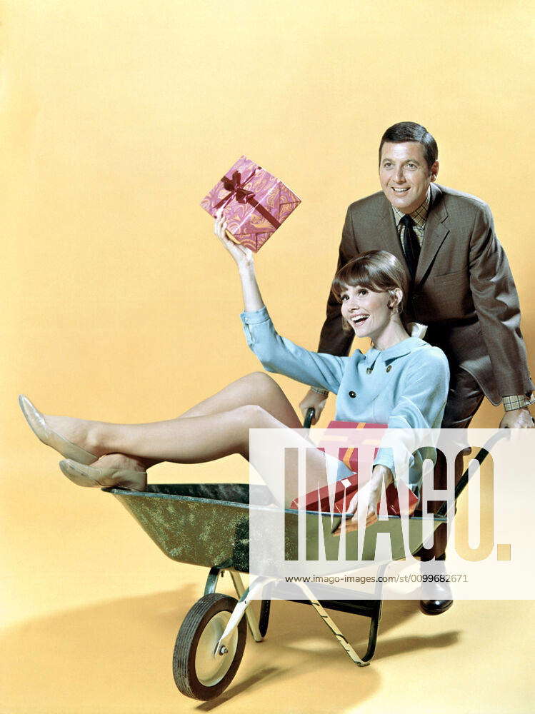 LET S MAKE A DEAL, Carol Merrill, host Monty Hall, 1963-76 Courtesy ...