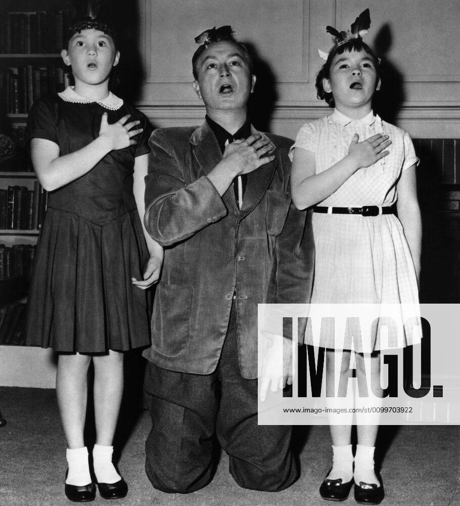 FATHER KNOWS BEST, from left, Kathy Young, Robert Young, Lauren Chapin ...