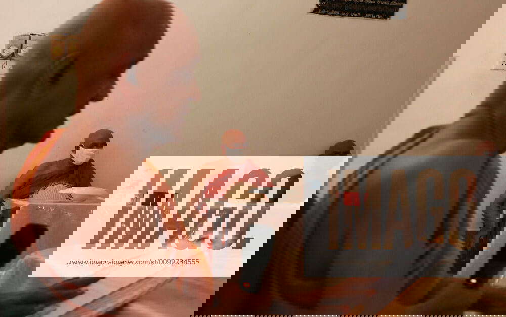 Sri Lankan Buddhist monk alms-giving ceremony Sri Lankan Buddhist monks ...