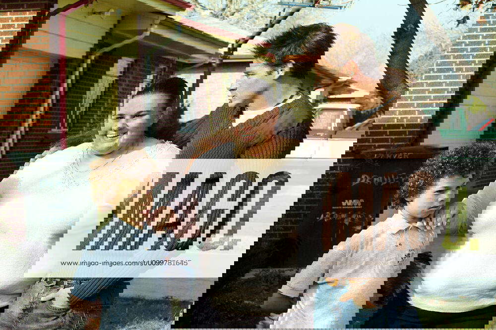 EXTREME MAKEOVER: HOME EDITION, Deshawn Medeiros, Dusty Medeiros, Ty ...