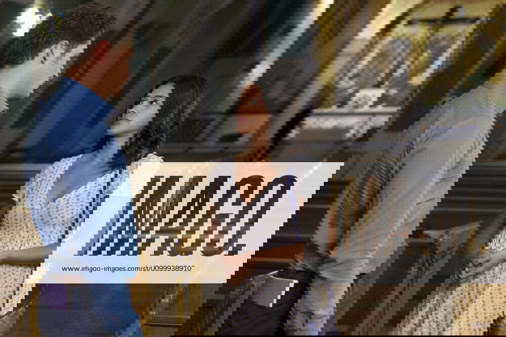 JANE THE VIRGIN, l-r: Brett Dier, Gina Rodriguez in Chapter Twenty-Five . ph: Scott Everett White