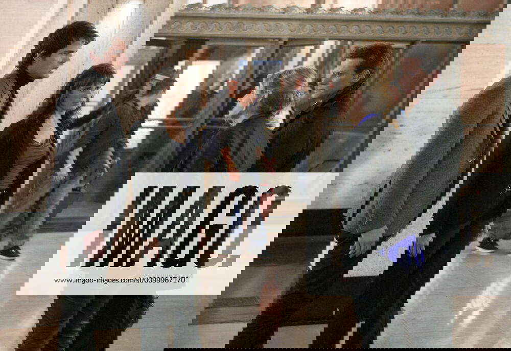 RINGER, l-r: Kristoffer Polaha, Emily Swallow, Sarah Michelle Gellar ...