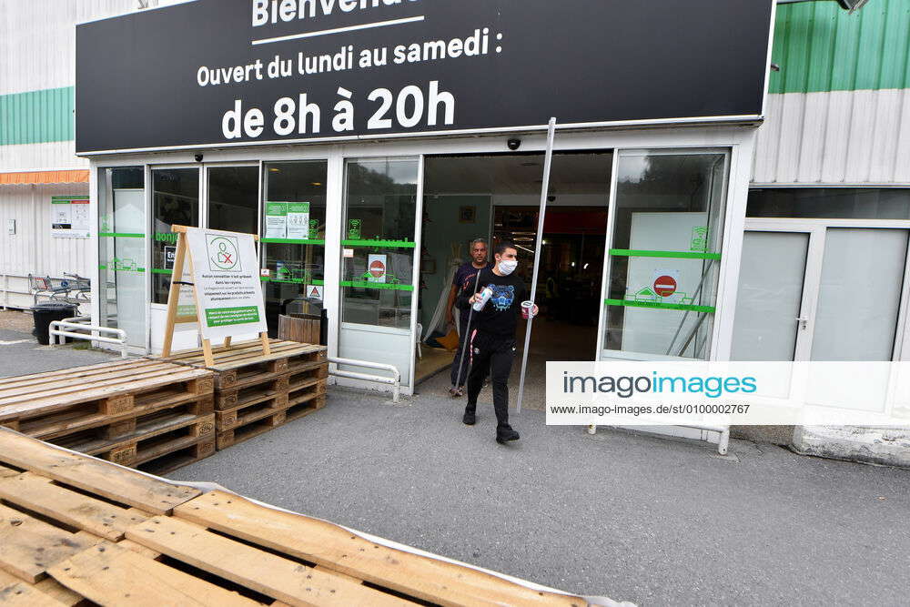 Coronavirus en France: re ouverture du magasin Leroy Merlin a Nice ...