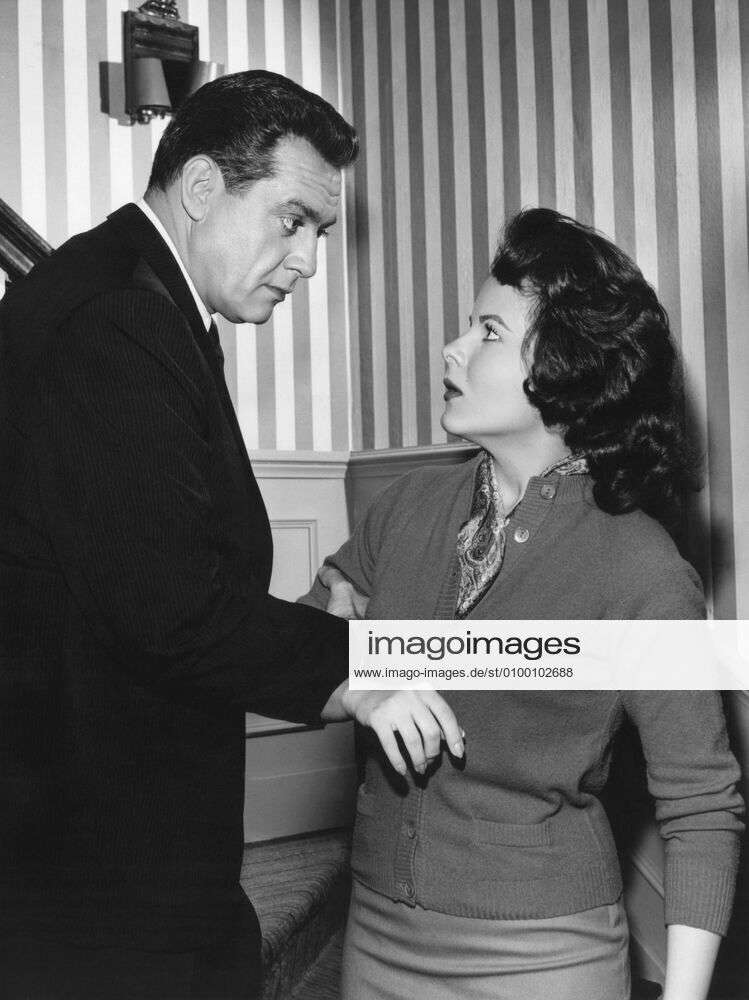 PERRY MASON, from left: Raymond Burr, Kaye Elhardt, The Case of the ...