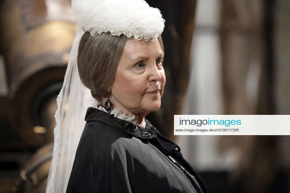DOCTOR WHO, Pauline Collins, Tooth & Claw, 2005-, photo: Adrian Rogers ...