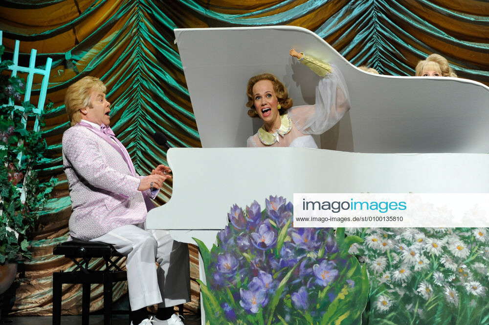 SATURDAY NIGHT LIVE, (from left): Elton John, Kristen Wiig (as Dooneese ...