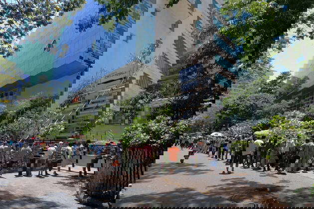 India: Crowd gathered outside one of liquor shops India: Crowds ...