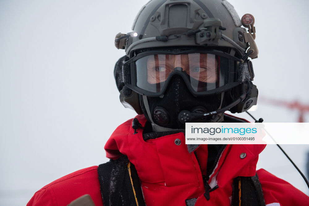 Arctic Sea, Arctic: OLAF STENZEL as polar bear guard next to Polarstern. MOSAiC is the largest