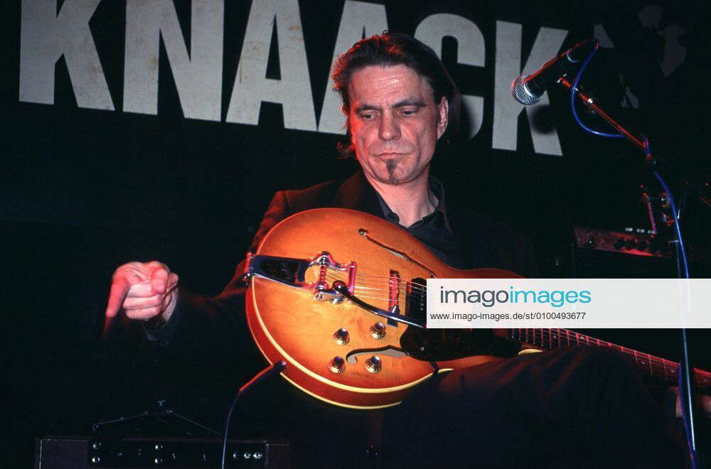 21 Concert 98 Christoph Hahn at Knaack Club, singer and guitarist, voc ...