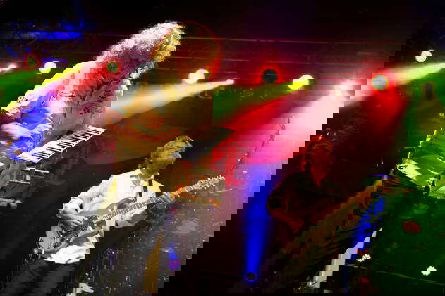 93 SAGA, Ian Crichton Guitar, Jim Gilmour Keyboard, concert at HUXLEYS ...