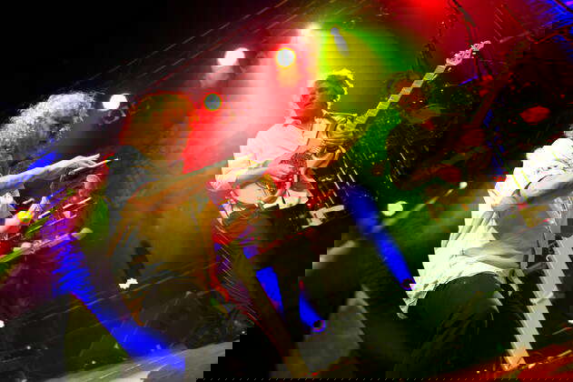 93 SAGA, Ian Crichton Guitar, Jim Gilmour Keyboard, concert at HUXLEYS ...