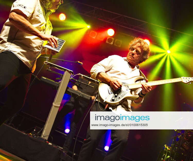 93 SAGA , Ian Crichton Guitar , Jim Gilmour Keyboard , concert at ...