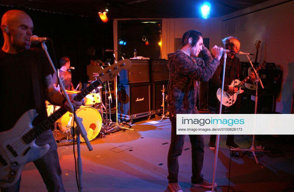 1 concert AFI, f l bassist Hunter Bass, drummer Adam Carson Drums ...