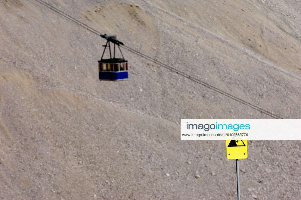 warning sign,warning,crash risk