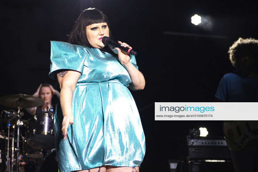 93 Beth Ditto vocals, piano, Nathan Howdeshell aka Brace Paine, guitar ...