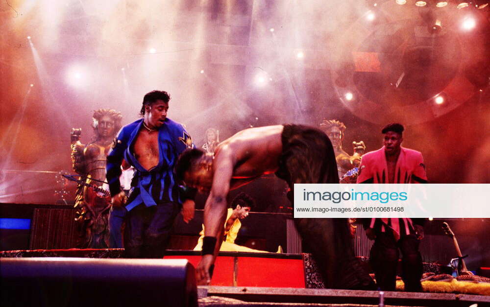 7 Concert 92 Prince yellow suit, voc, p, with his band THE TIME, stage ...