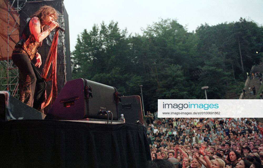 27 Concert 99 Aerosmith at Berlin Waldbühne, singer Steven Tyler, body ...
