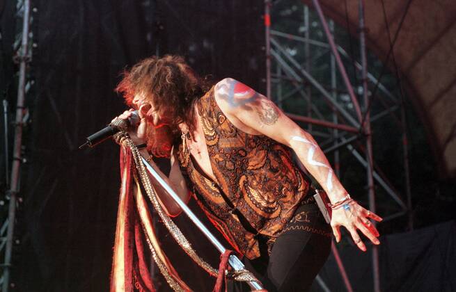 27 Concert 99 Aerosmith at Berlin Waldbühne, singer Steven Tyler, body ...