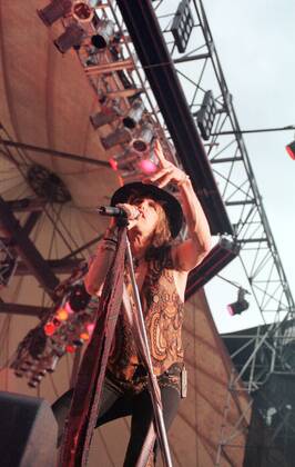 27 Concert 99 Aerosmith at Berlin Waldbühne, singer Steven Tyler, body ...