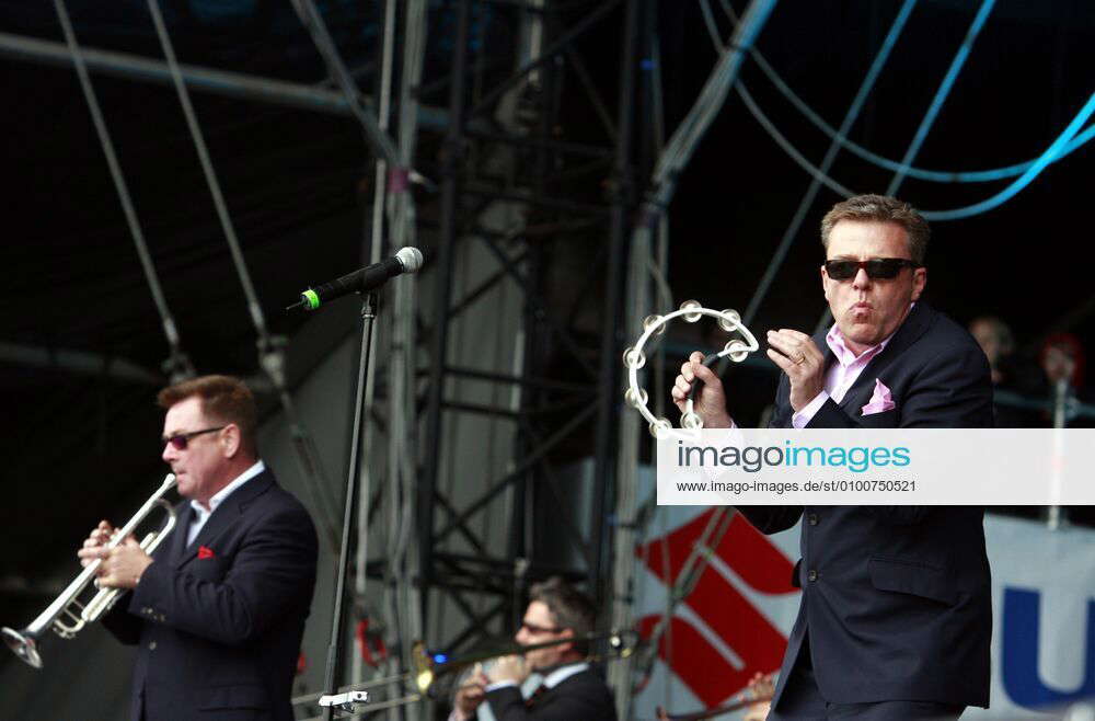 77 Concert Madness, singer trumpeter Cathal Carl Smyth Chas Smash ...