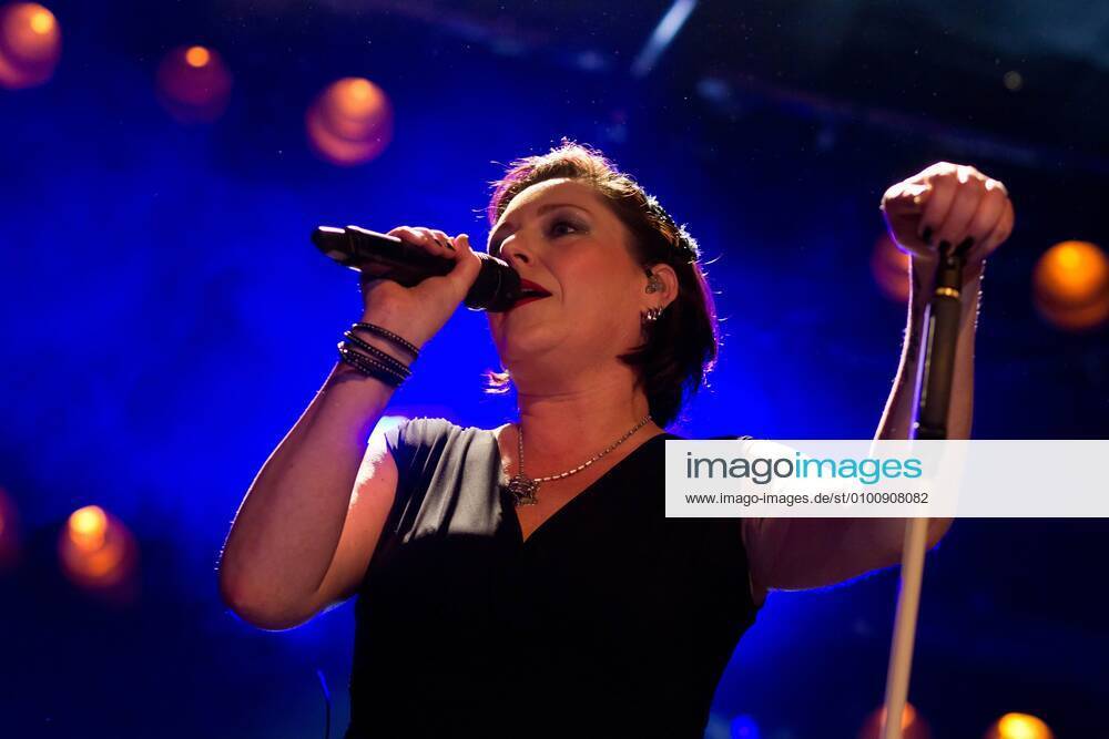 19 Concert Gleis 8, German singer AnNa R Andrea Natalie Neuenhofen born ...