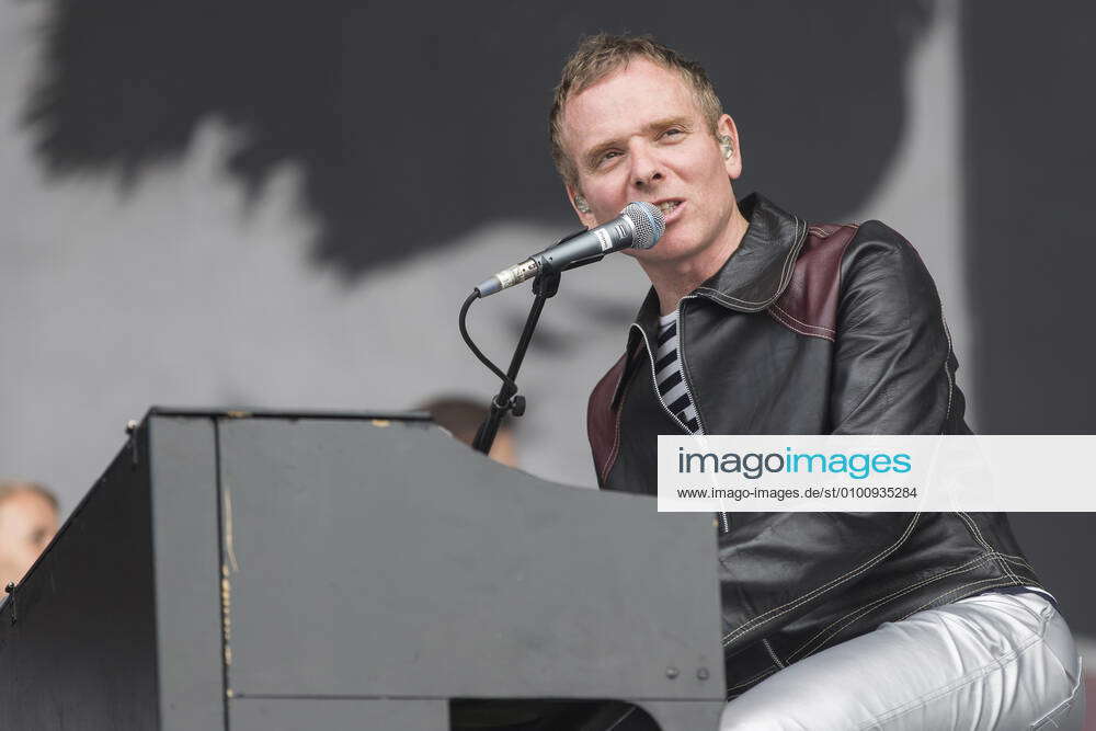 19 Festival Belle and Sebastian, singer and keyboarder Stuart Murdoch ...