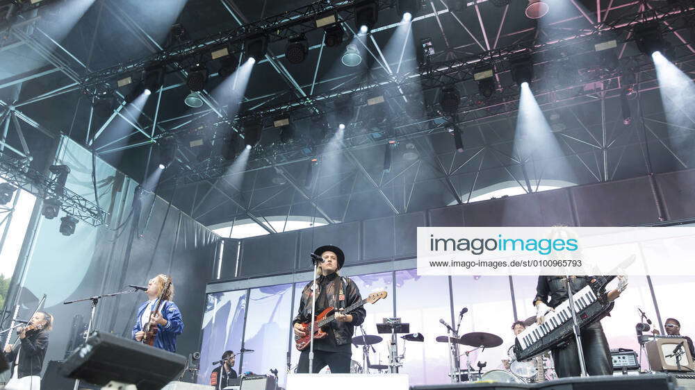 19 Arcade Fire, violin player Sarah Neufeld, singer and guitarist ...