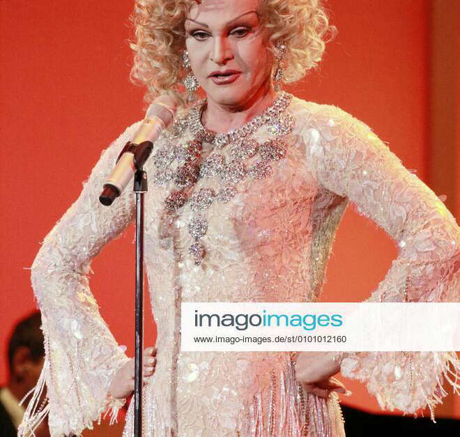 32 Konzert: Georg Preusse als Travestiekünstler Mary mit seinem ...