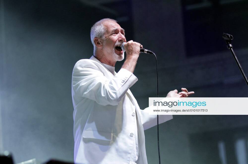 32 Concert George Bird, singer of the Rubettes at the Oldienacht of ...