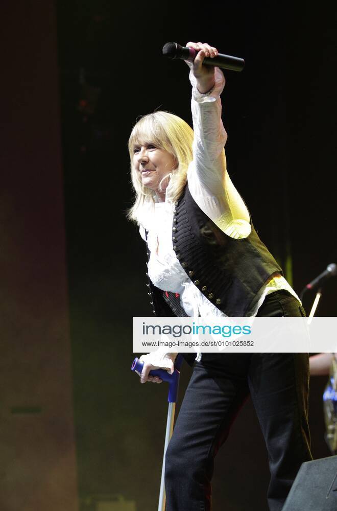 32 Concert Sally Carr, singer of Middle of the Road on the anniversary ...