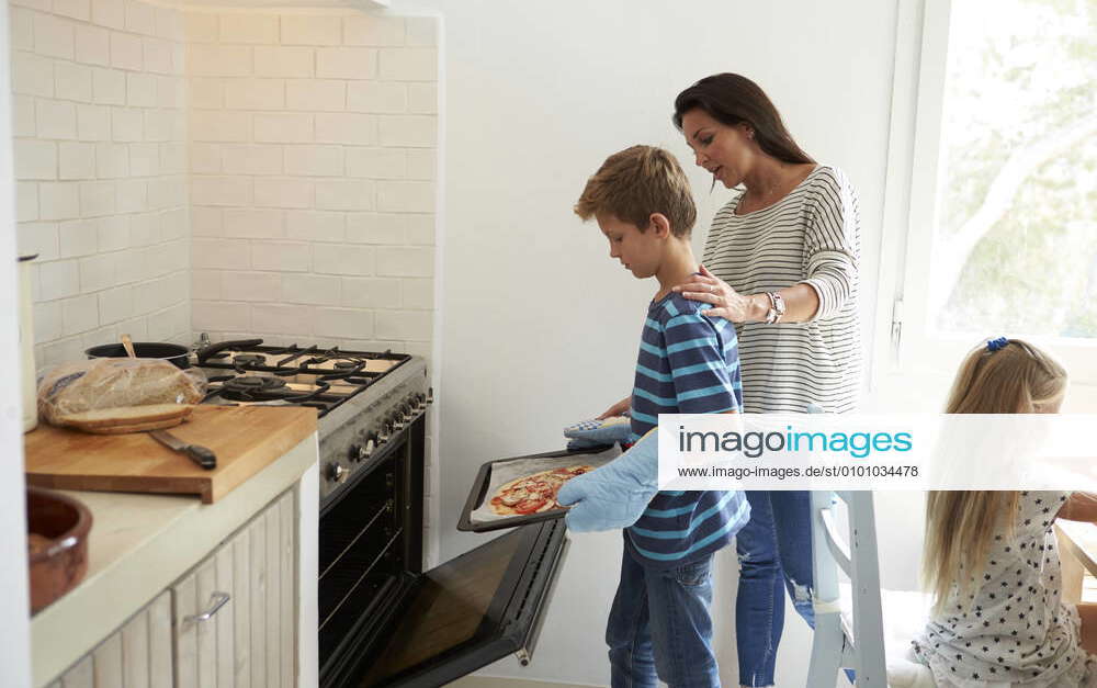 cooking,preparation,pizza,homemade mmq-tow,model released