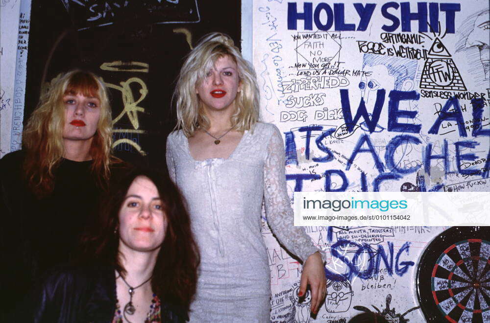 1 Portrait 91 Hole, group photo in the loft, punk, rock, singer ...