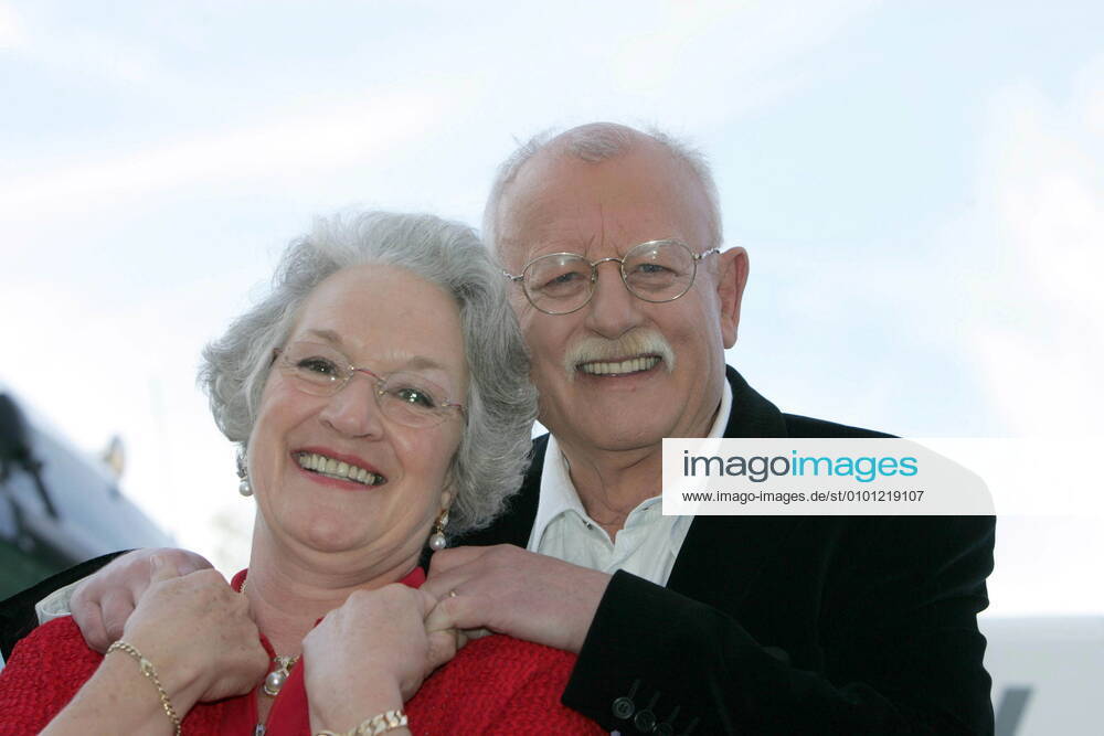18 Portrait ROGER WHITTAKER with his wife Nathalie have been happily ...