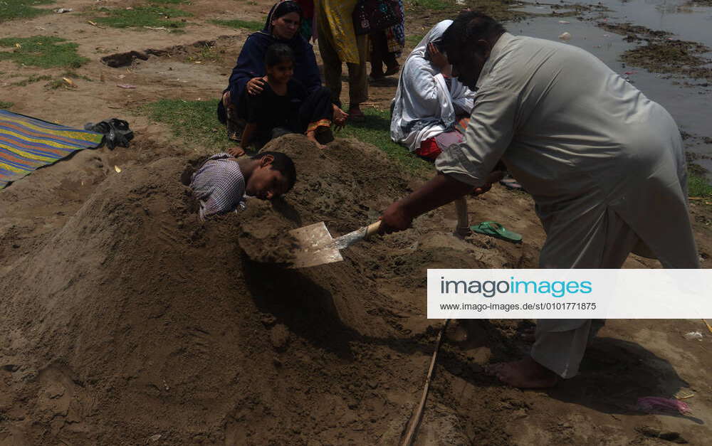 Pakistan: People pray around an ailing child Pakistani people pray ...