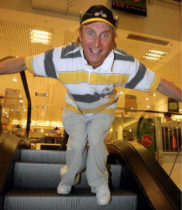 Otto Waalkes Otto Waalkes signing Otto Das Werk The German comedian ...