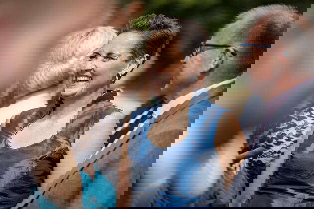 Formand for SF Pia Olsen Dyhr og hendes mand Villy Dyhr foran kirken ...