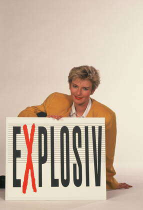 Moderatorin Barbara Eligmann posiert mit dem Logo der Sendung Explosiv ...