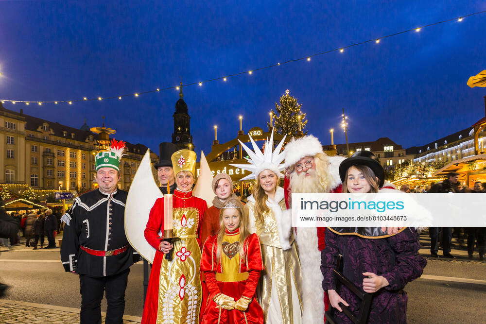 580 Striezelmarkt in Dresden, opening with the traditional figures ...