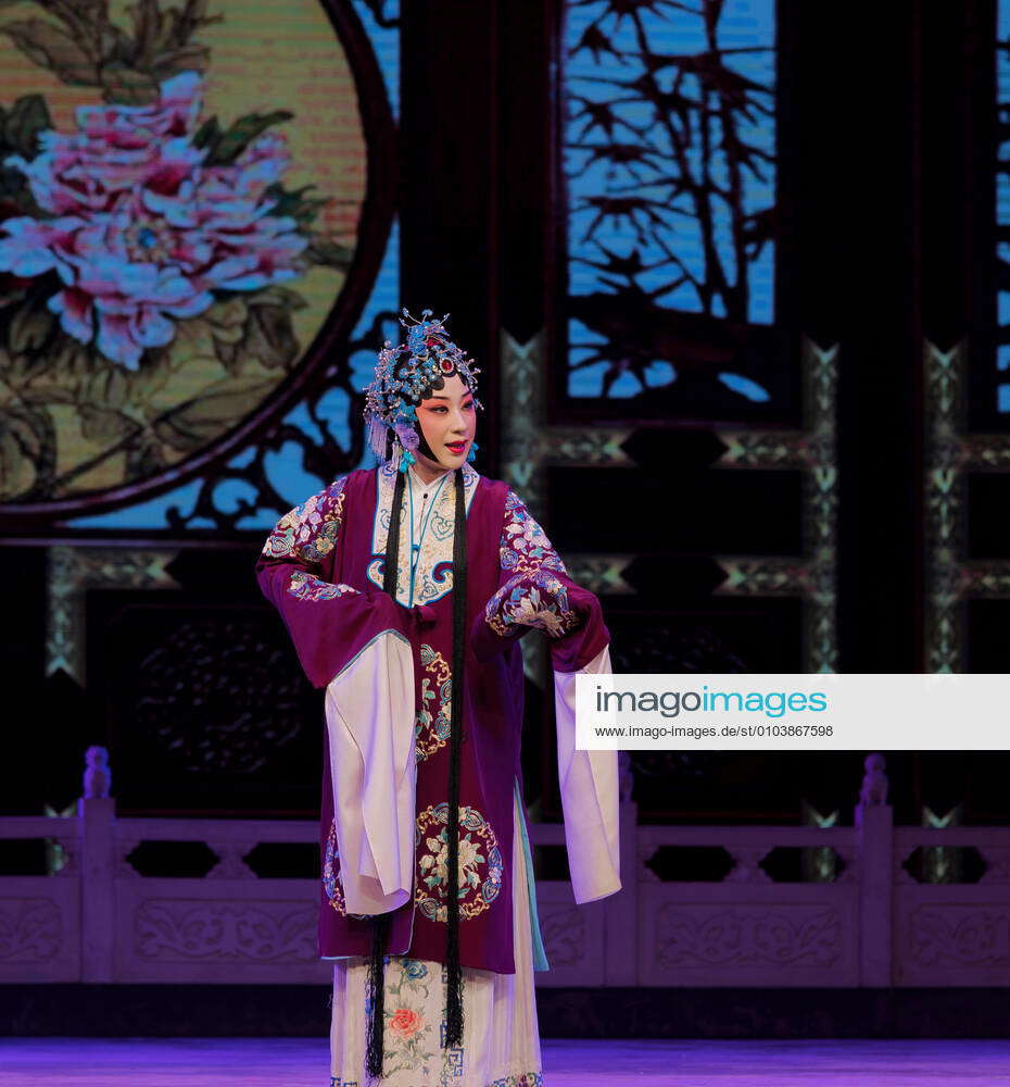 Mu Guiying is in charge of Dalian Peking Opera Theatre