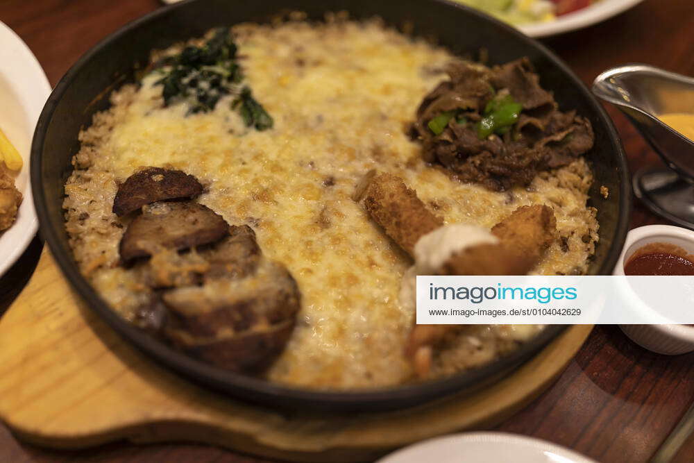 Delicious western food pizza and a variety of western food delicacies ...